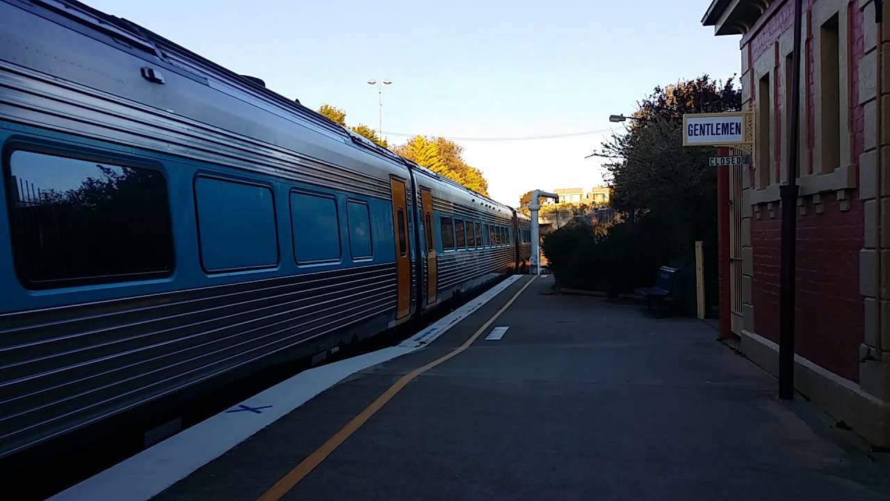 NSW Trainlink Regional Xplorer departs Queanbeyan - YouTube