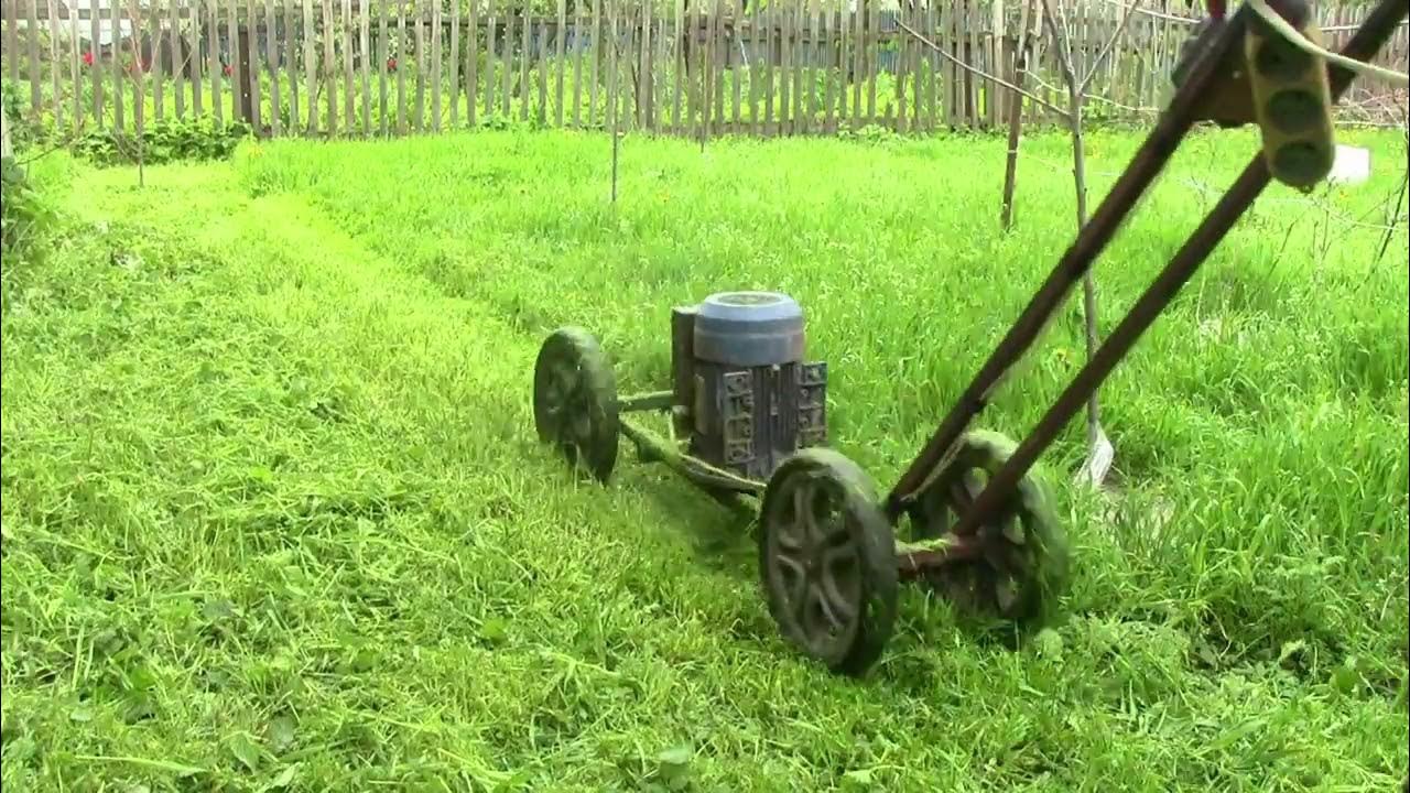 газоно косилка свойми руками трава вылетает - YouTube