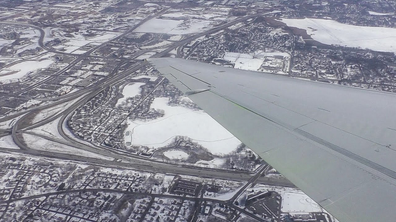POWERFUL REVERSE THRUST | Delta Air Lines Boeing 717-200 Windy Landing ...