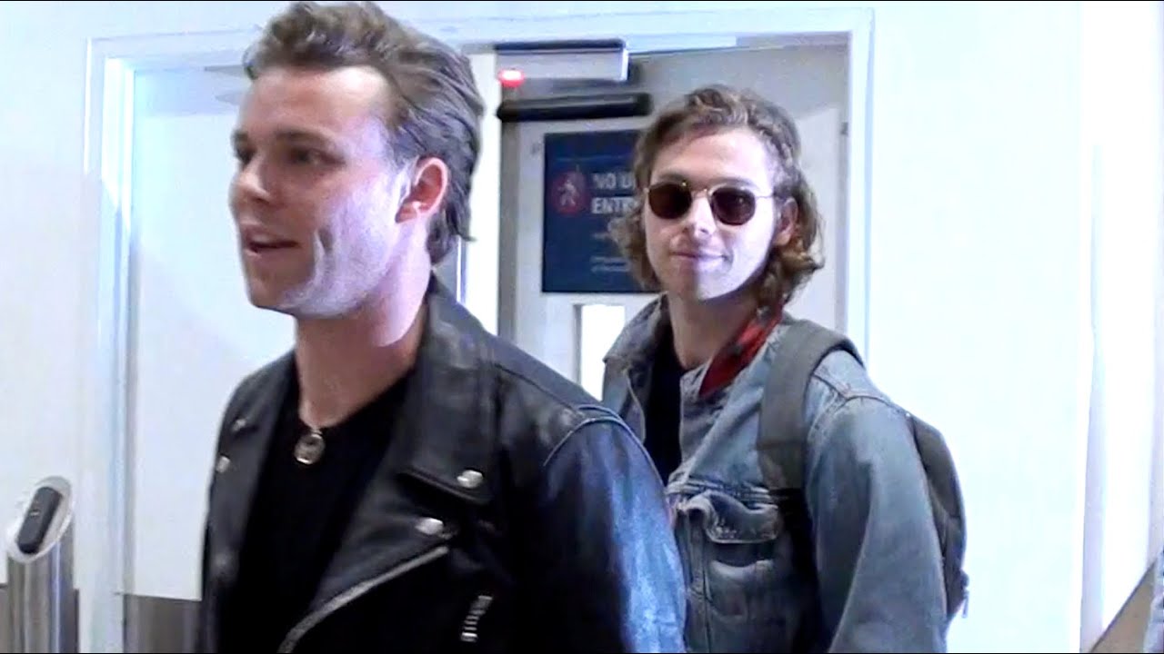 5SOS ARRIVE IN SYDNEY FOR ARIAS!! - YouTube