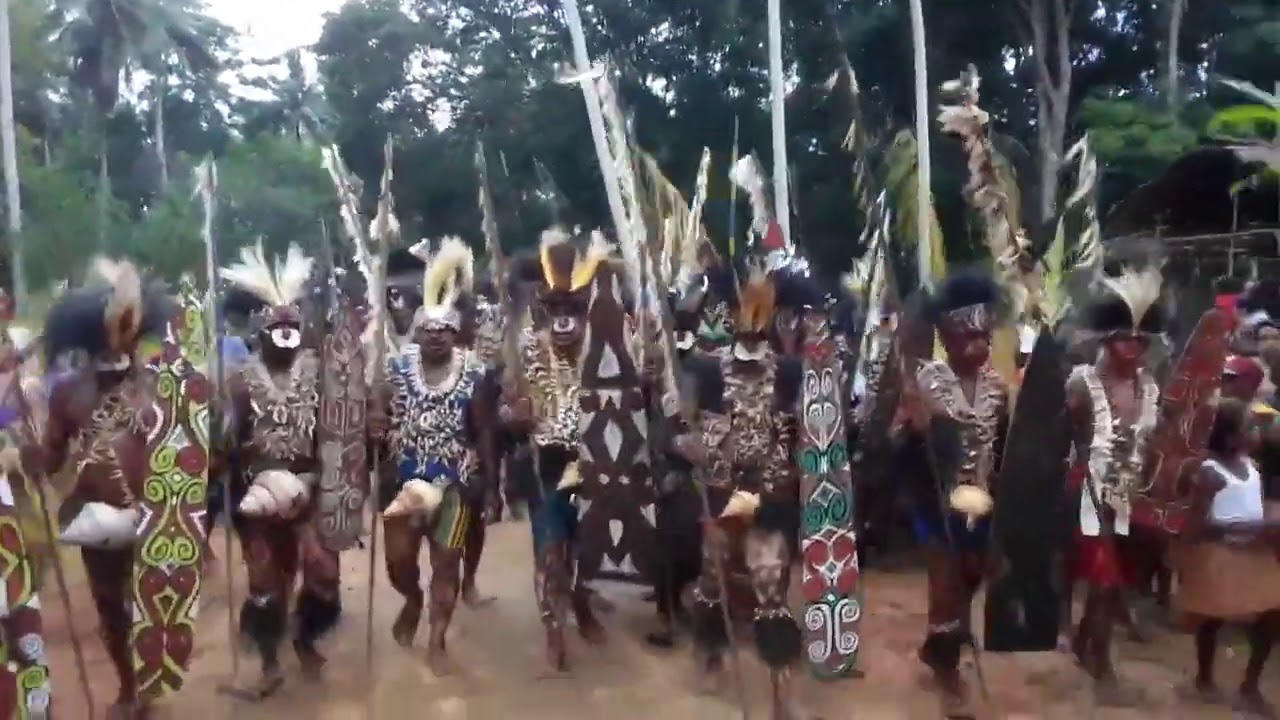 Tarian adat Papua suku auyu kam.nohon passue MAPPI - YouTube