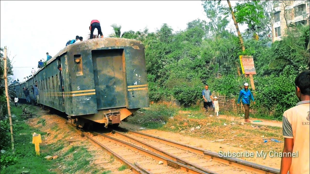 Green color Train engine & 4 truck with a zigzag railline approaches a ...