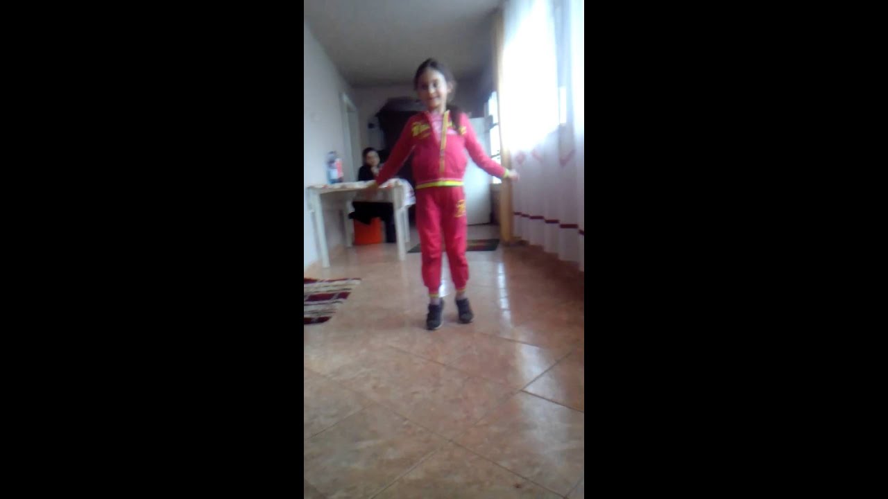 Dansatoare la 7 ani - YouTube