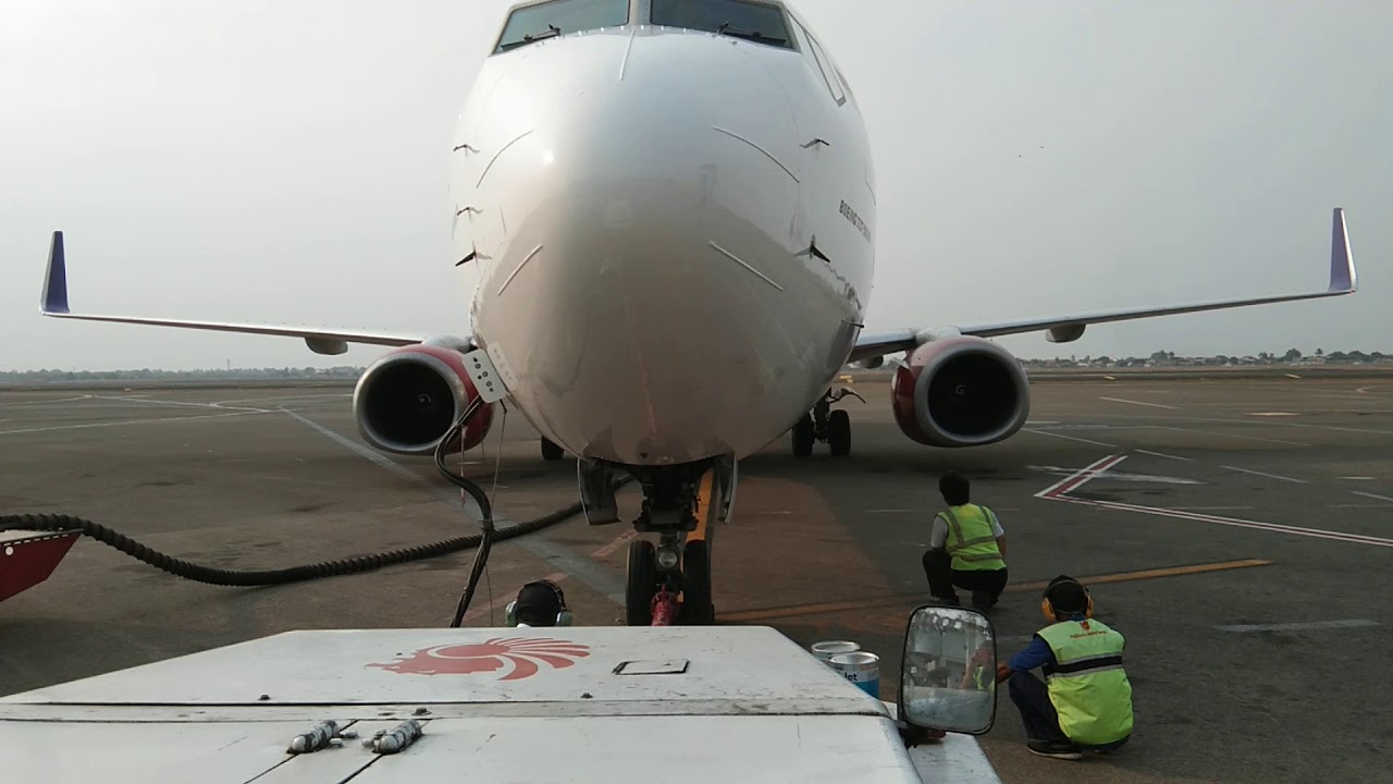 START ENGINE B737-900 WITH FULL GSE - YouTube