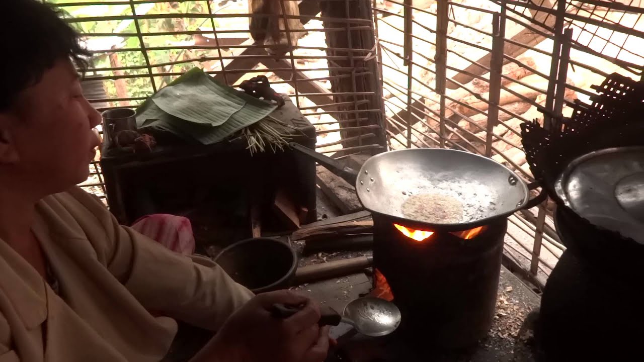 วิธีการคั่วไข่มดแดง eggs red ant cooking - YouTube