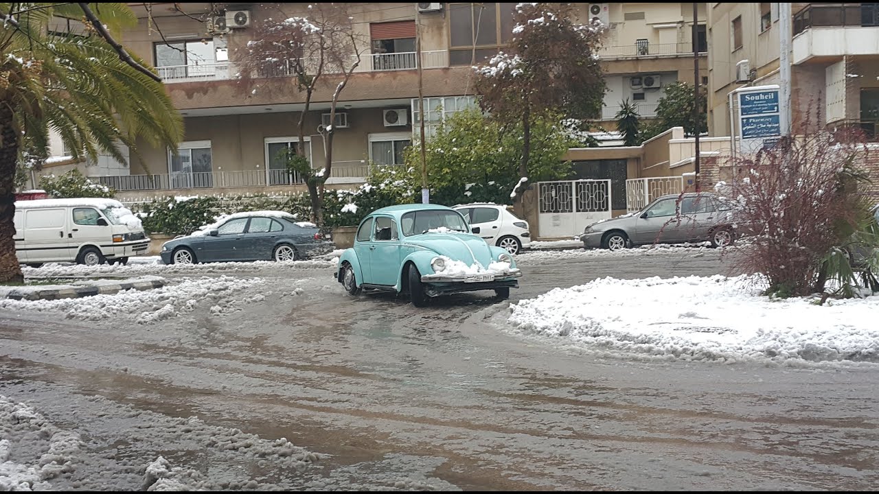 VW Beetle bug Drifting on snow, snow donuts - YouTube