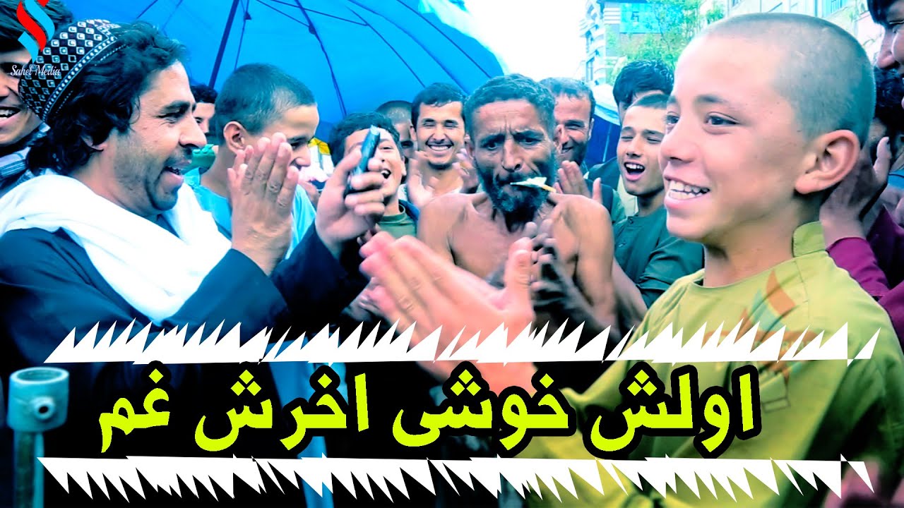 مردی که با چند زبان با حاجی منان صحبت میکند/A man who speaks several ...
