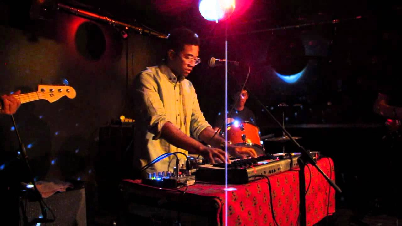 Toro Y Moi - Talamak (Live at Grüner Jäger, Hamburg, 11.05.2011) - YouTube