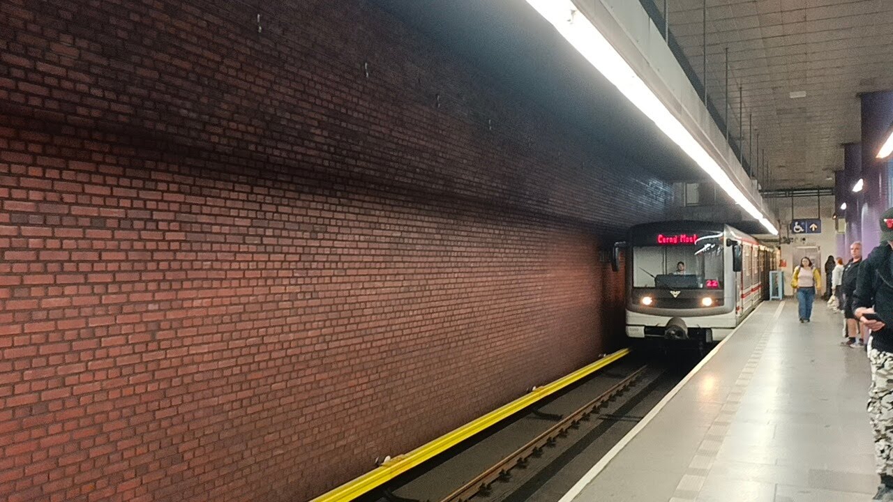 Metro linka B v Useku Zličín Smíchovské Nádraží - YouTube