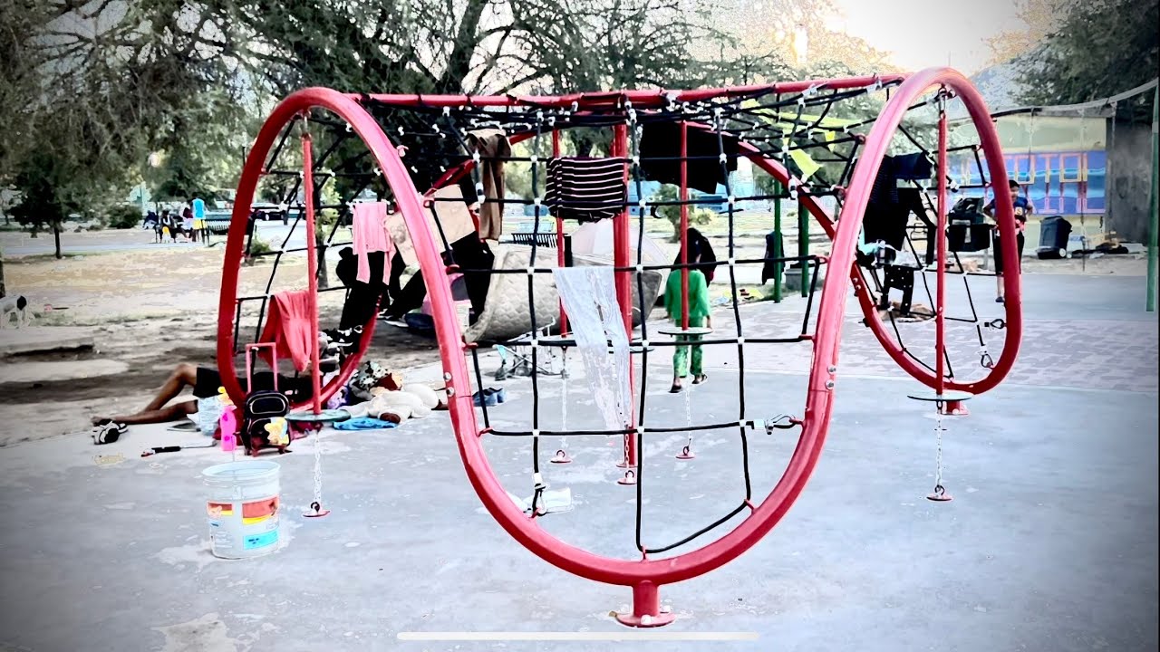tienen UN MUGRERO INVADIENDO LAS CALLES Y PARQUES DE MONTERREY - YouTube