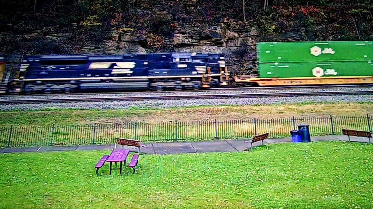 Another good ns Intermodal train meet at the horseshoe curve in altoona Pennsylvania - YouTube