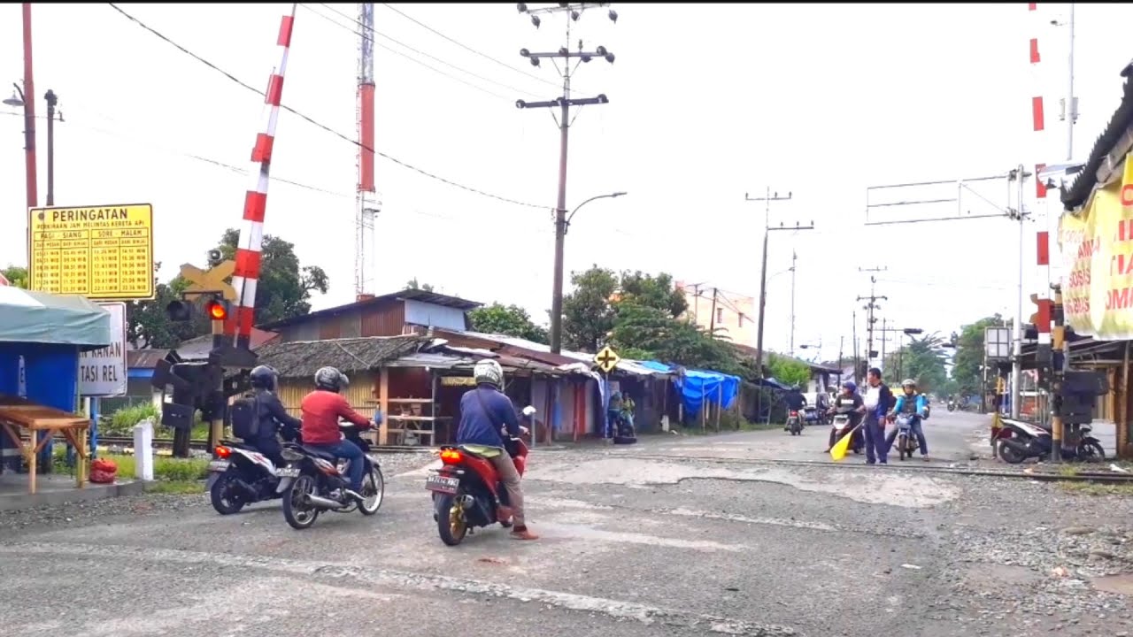 SEMBOYAN 2A Alarm Unik Dan Suaranya Lucu PERLINTASAN KERETA API SM REJO ...