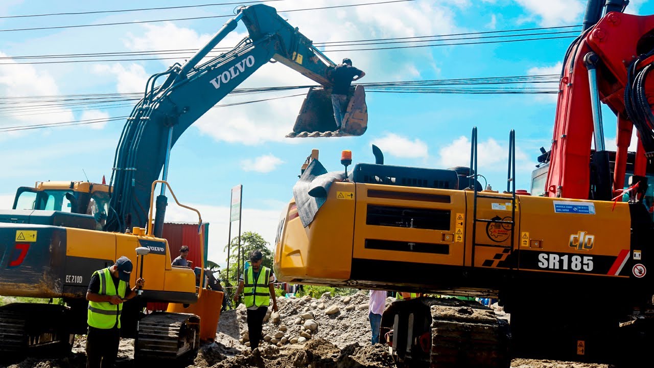 EXCAVATOR Digging For Bridge Construction... - YouTube