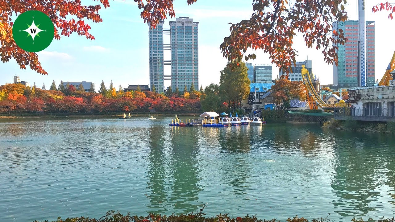 [4K] Magical Autumn Walk Around Seokchon Lake Park ft The Giant Rubber ...
