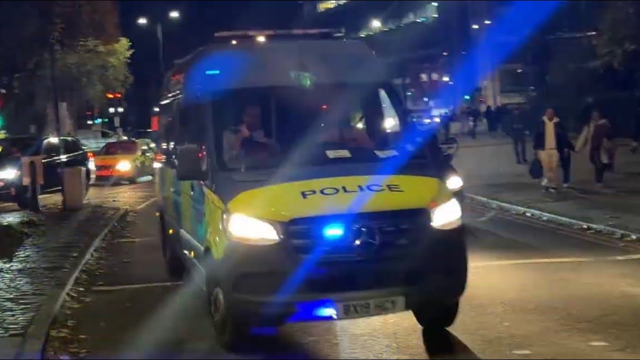 Metropolitan Police TSG Mercedes Responding through Tower Hill - YouTube
