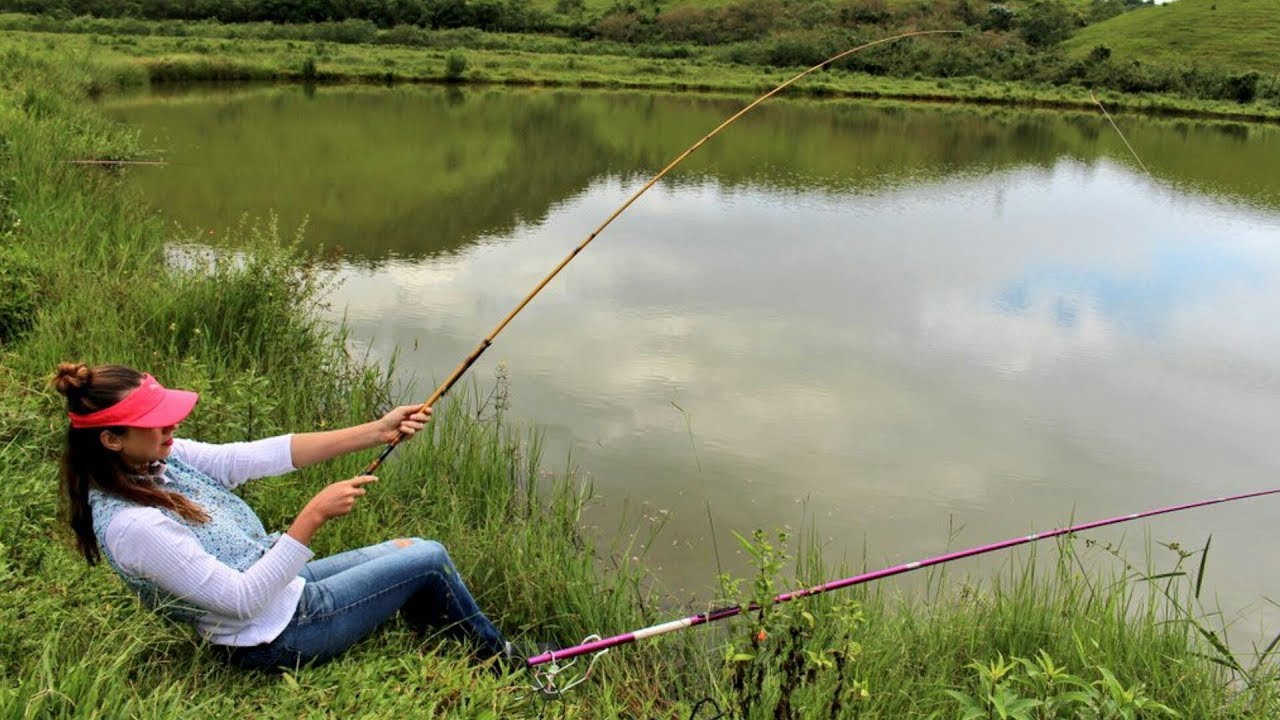 Estava pescando tilápia e vejam o que fisguei na vara de mão! - YouTube