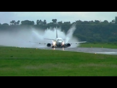 Landing Pesawat Saat Hujan - YouTube