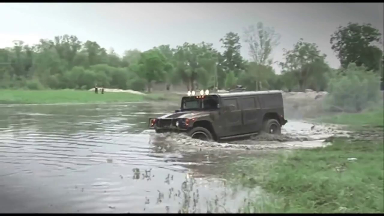 Hummer H1 swimming - YouTube