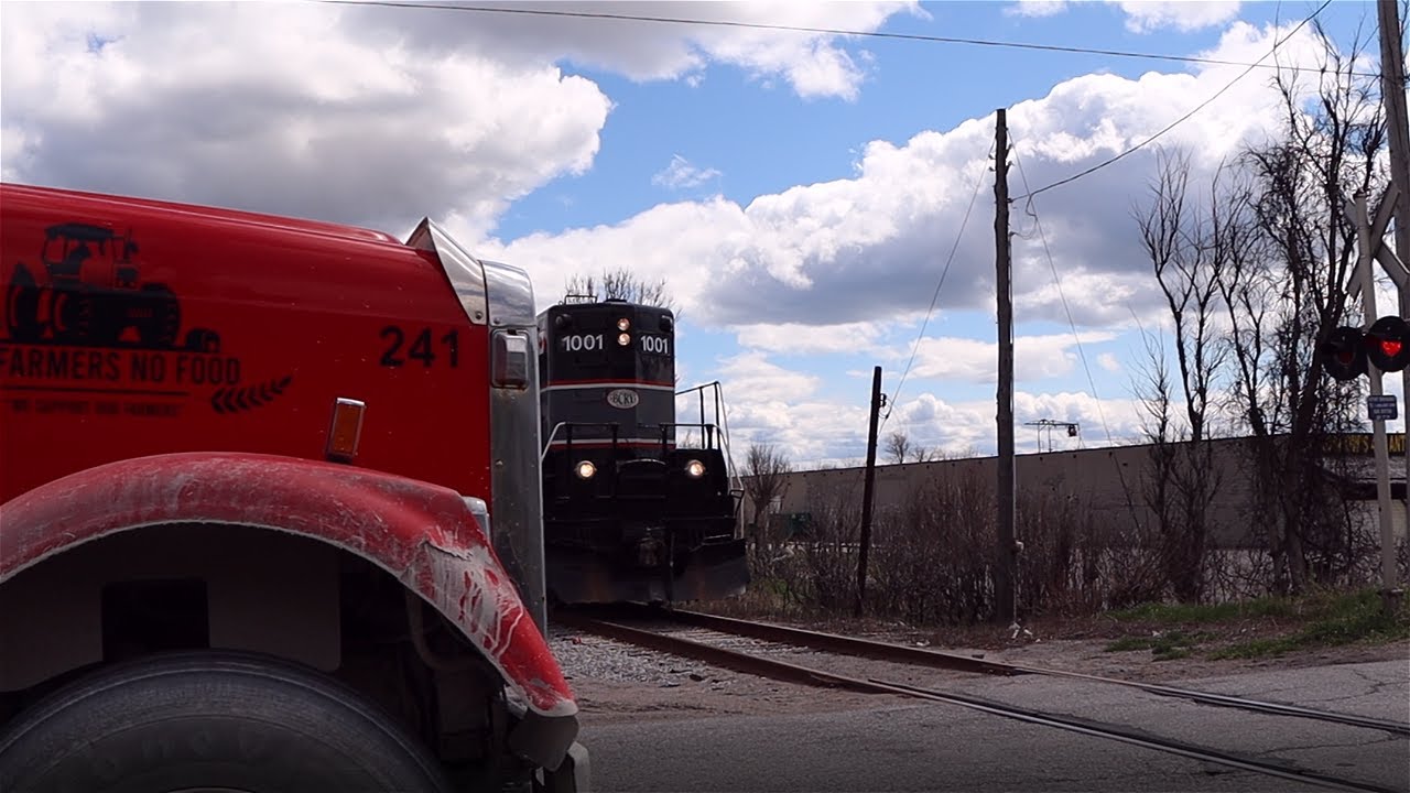 "Pay Attention!" Semi truck applies all brakes for oncoming train ...
