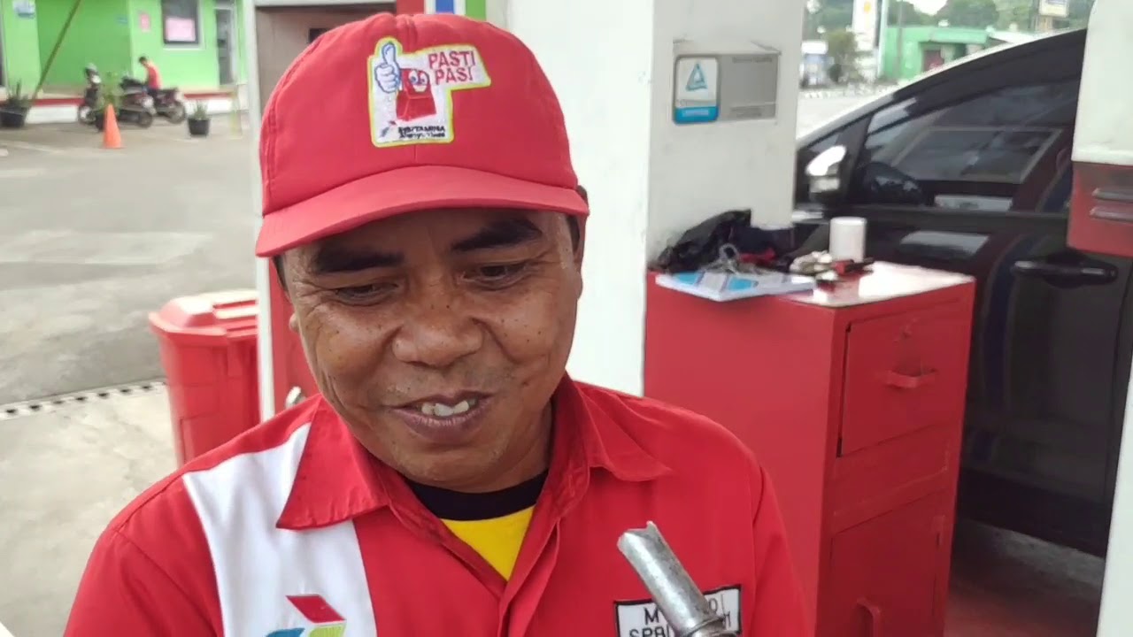 Operator SPBU Berdendang Cinta Hitam - YouTube