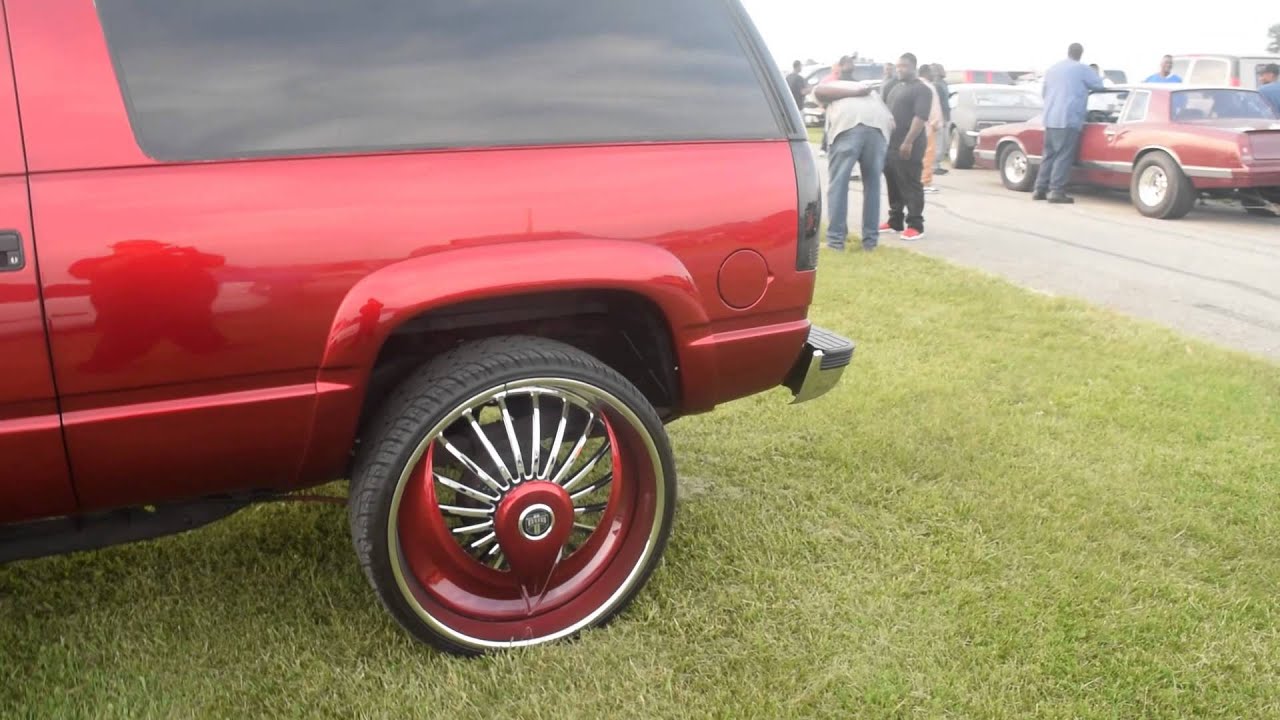 GMC Yukon GT On 28" DUB Floaters @ 2015 South Invades The North - YouTube