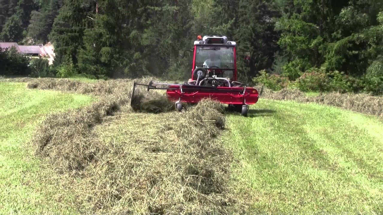 Bandrechen mit hydr. Schwadtuch - Trägergerät Antonio Carraro - YouTube