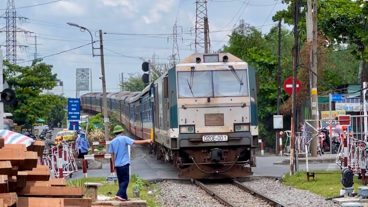 SỰ TRỞ LẠI CỦA SIÊU ĐẦU MÁY D20E KÉO TÀU CHỞ KHÁCH SE8 VÀ SE22 - YouTube