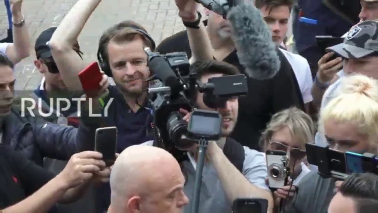 Ross Kemp talks to Danny tommo outside Belmarsh Prison tonight - YouTube