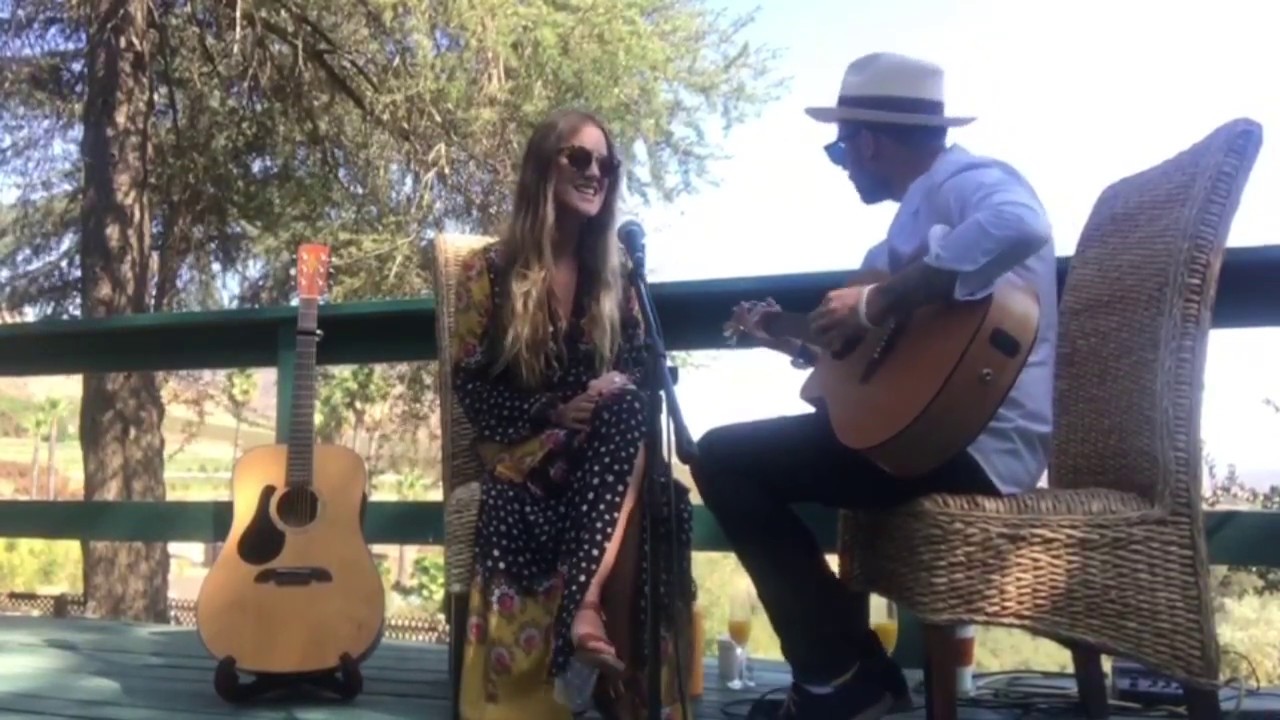 Miss Violette - We Cry Live - Acoustic Live - YouTube