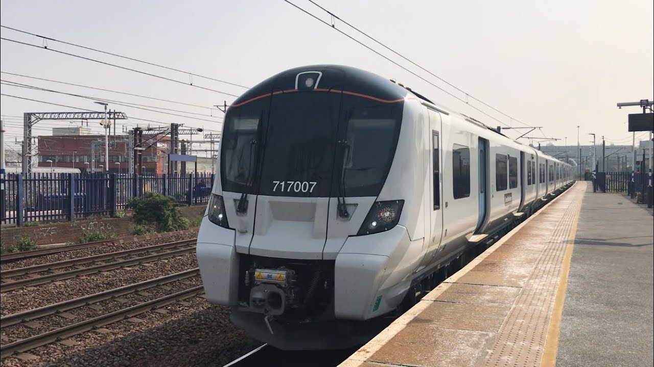 Class 717 Horn ****first horn video of a 717 on youtube**** - YouTube