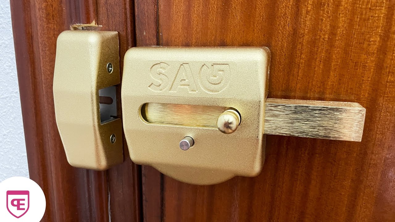 Cómo INSTALAR un CERROJO en Puerta HUECA 💡 - YouTube