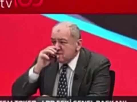 Cem Toker çay içiyor