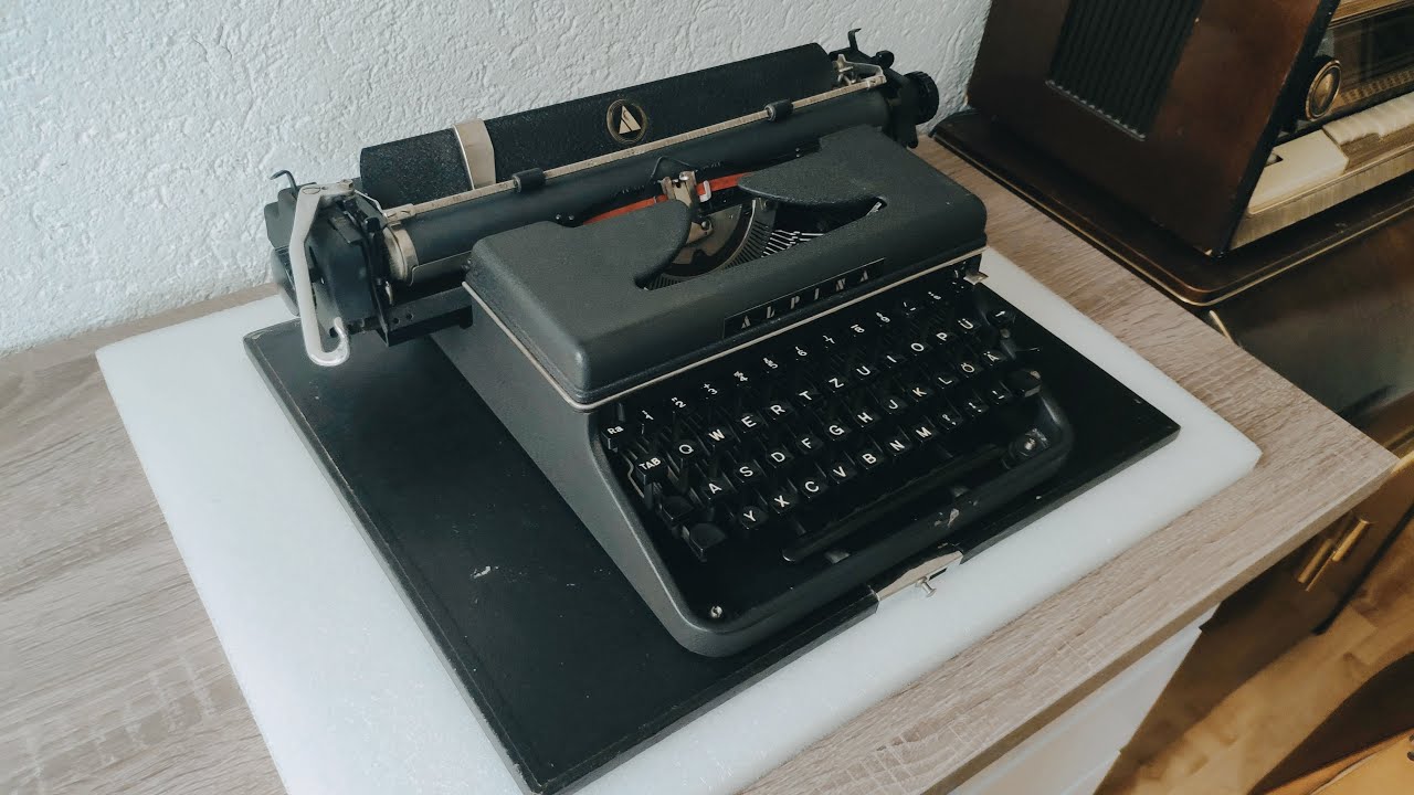 Alpina Urmodell 1955 Schreibmaschine - YouTube