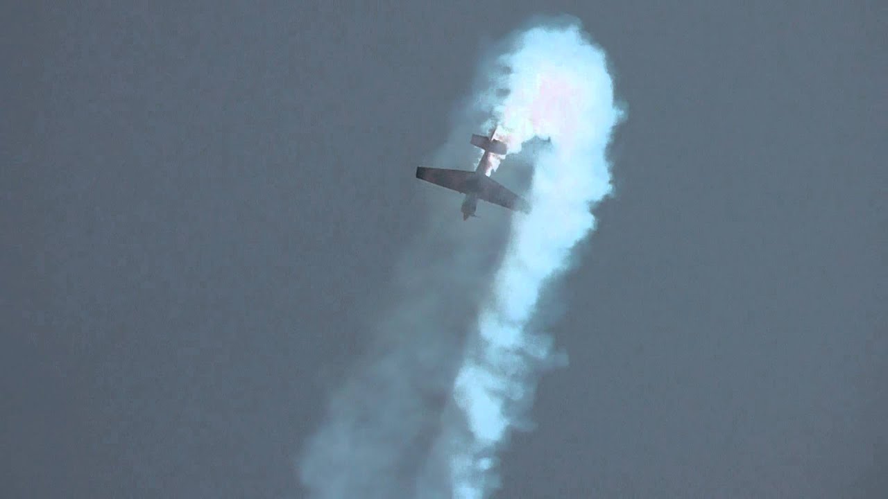 Pete Mcleod Edge 540 aerobatic inverted flat spin and rolls Abbotsford ...