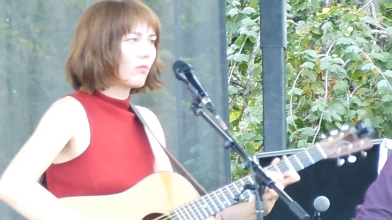 Molly Tuttle- 'Rain & Snow' - YouTube