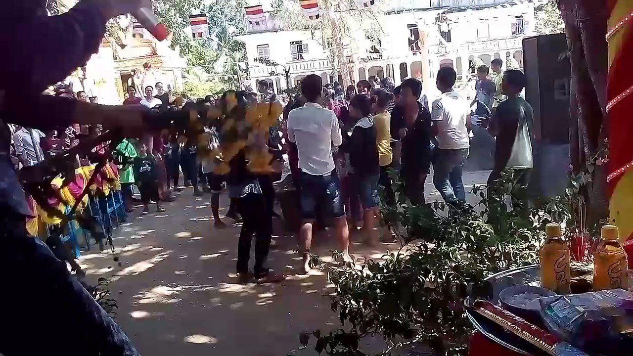 Bon phum... Năm moi - YouTube