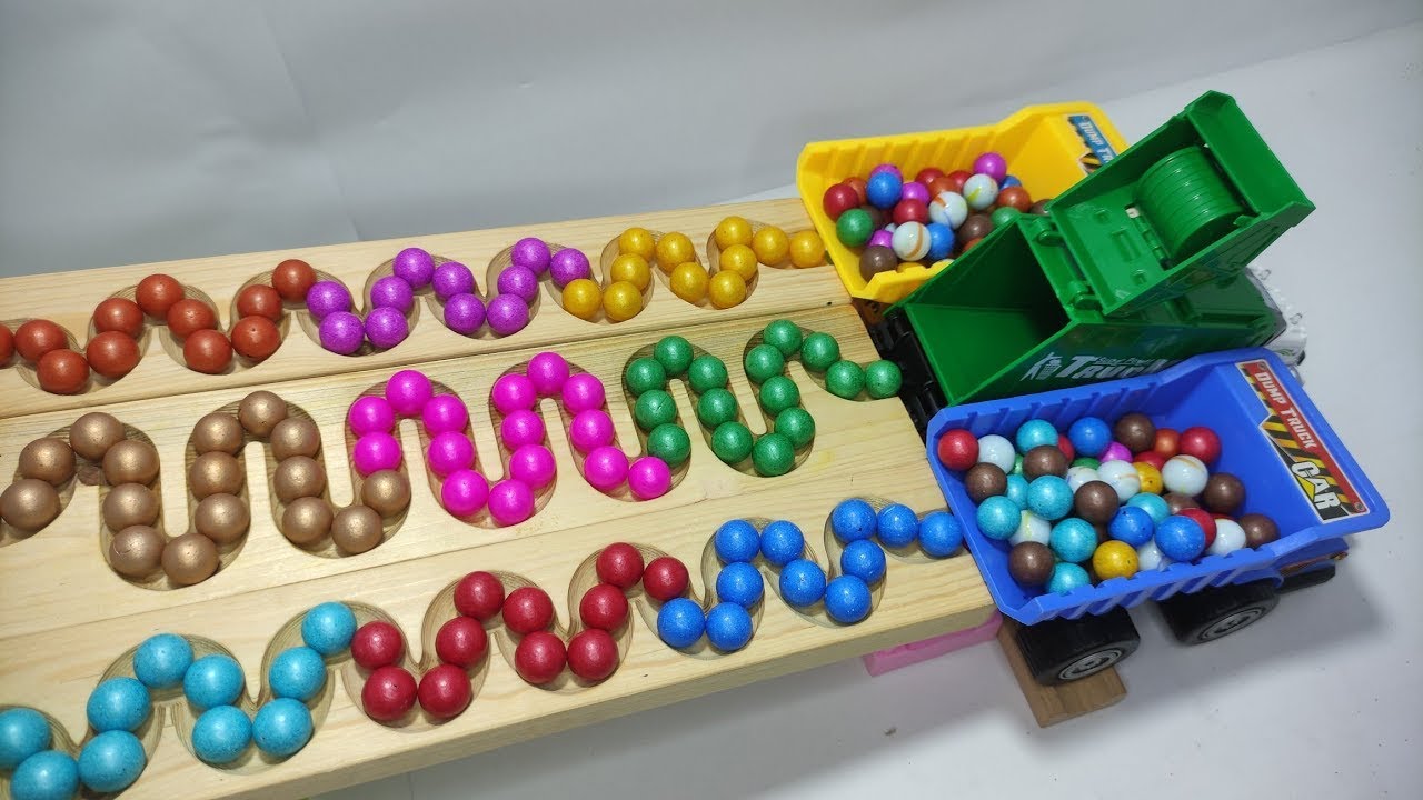 Exciting marbles race, passing through three wooden tracks and a truck ...