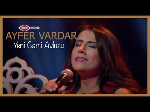 Ayfer Vardar - Yeni Cami Avlusuda