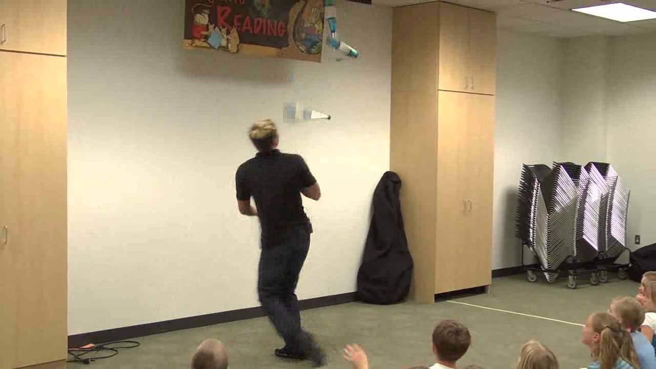 Juggler/Comedian Jason Huneke performs at the library - YouTube