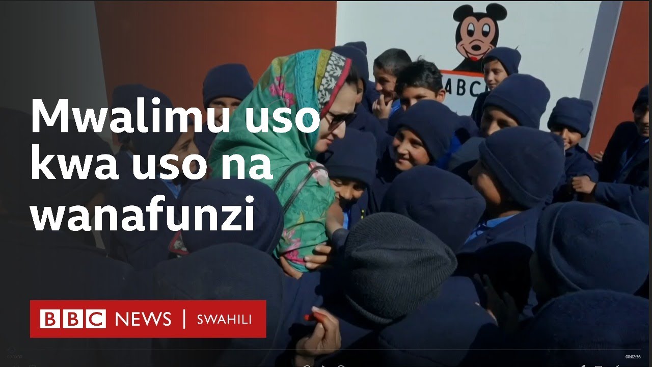 Mwalimu afundisha masomo ya watoto mtandaoni katika eneo lililokukumbwa ...