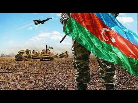 Azərbaycan əsgəri bir əlində silah, bir əlində bayraqla növbəti hədəfə doğru irəliləyir🇦🇿👍💪👍👍