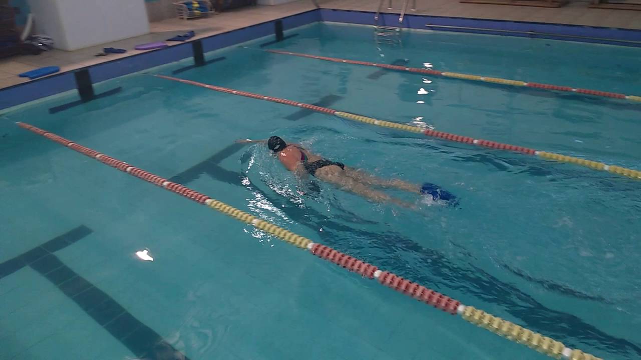 Natação - Nado crawl c/ nadadeira e palmar cruzado. - YouTube