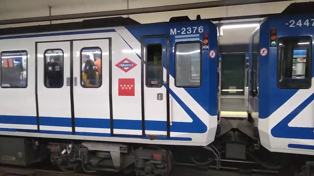 Metro de Madrid - Serie 2000 Linea 1 en Cuatro Caminos - YouTube