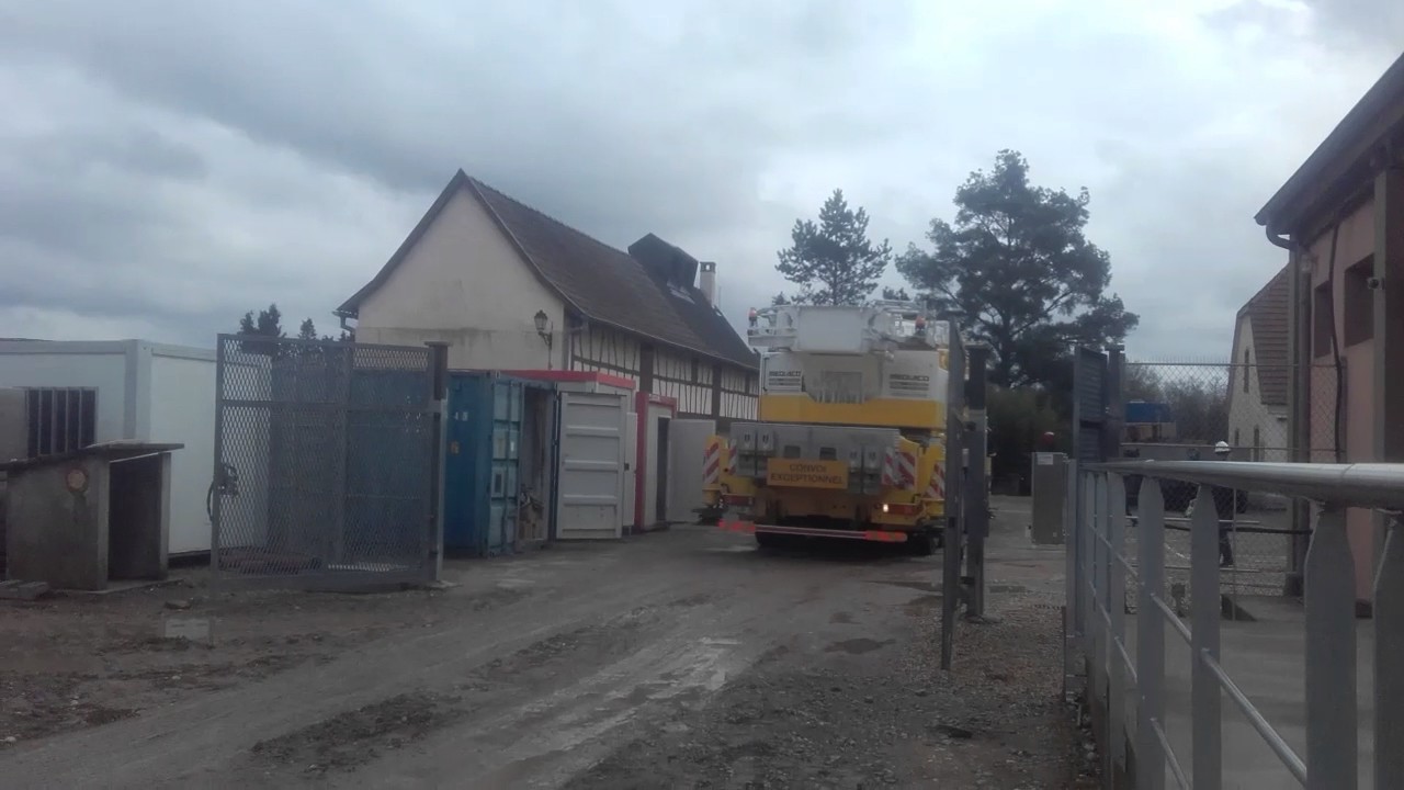 Mise en place de la grue mediaco 200T liebherr 1 partie - YouTube