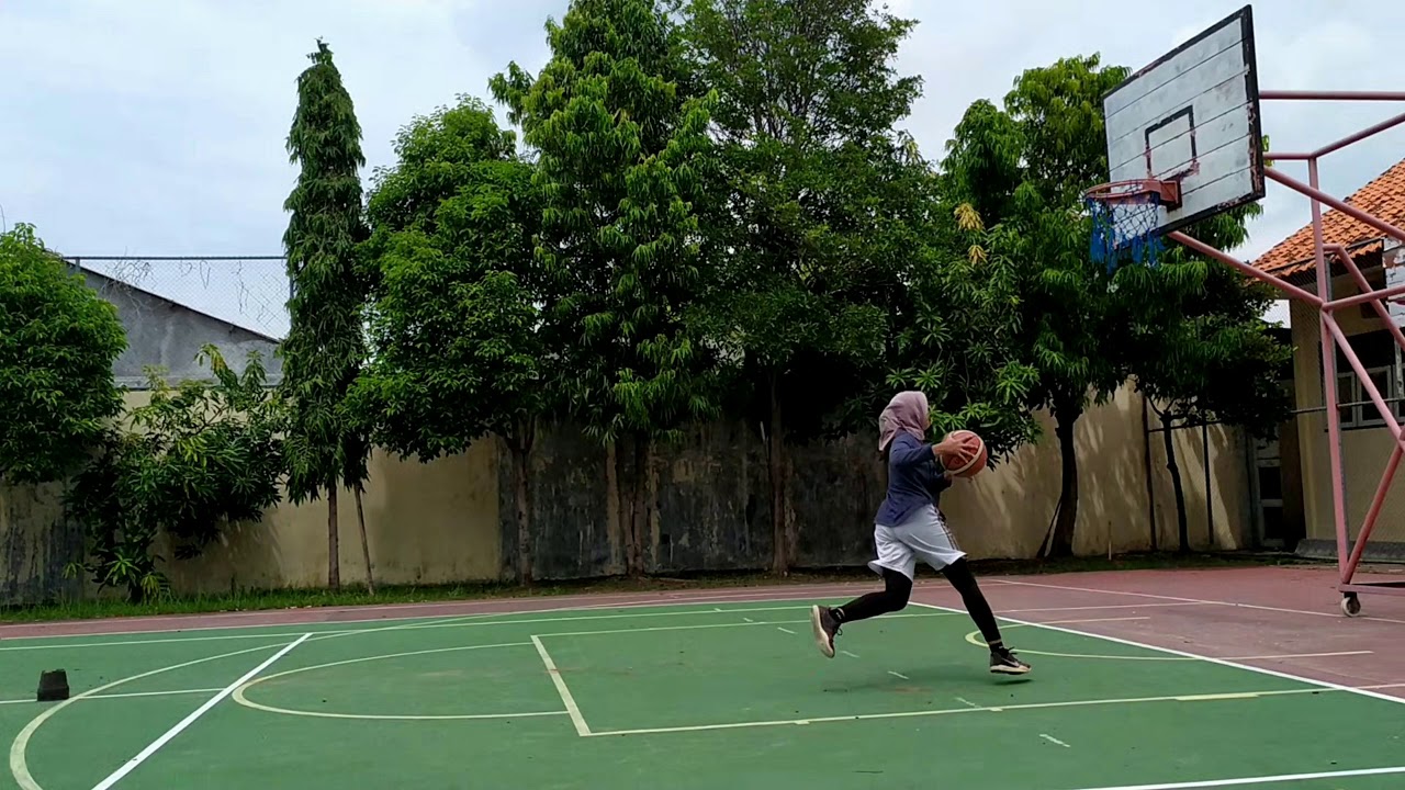 Basketball | Right Handed Lay Up - YouTube