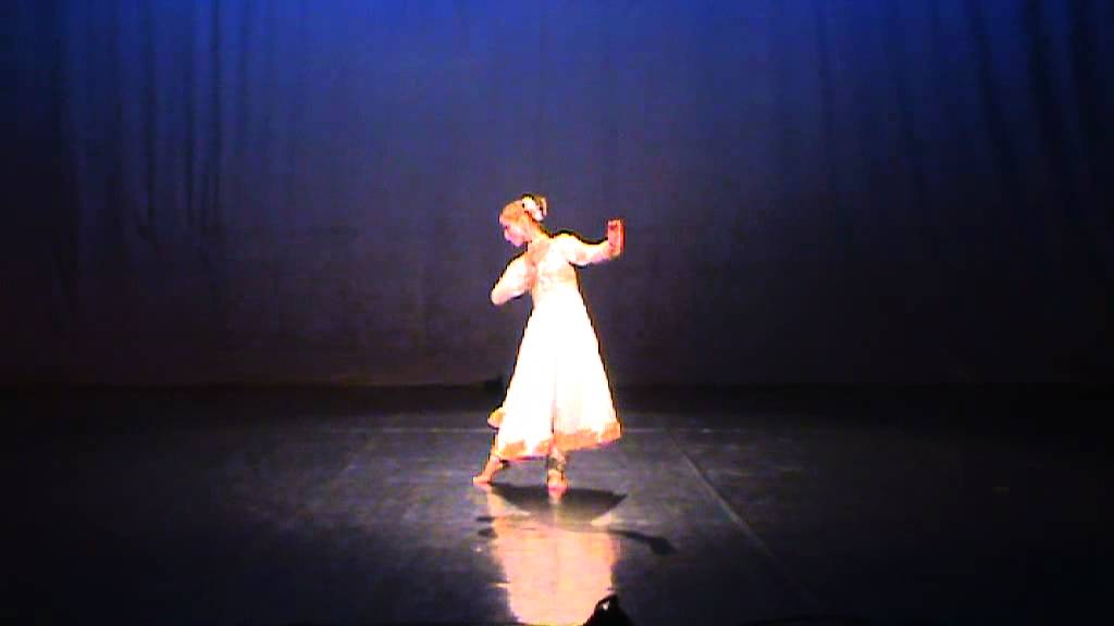 Kathak dance - Sargam by Kingha - YouTube