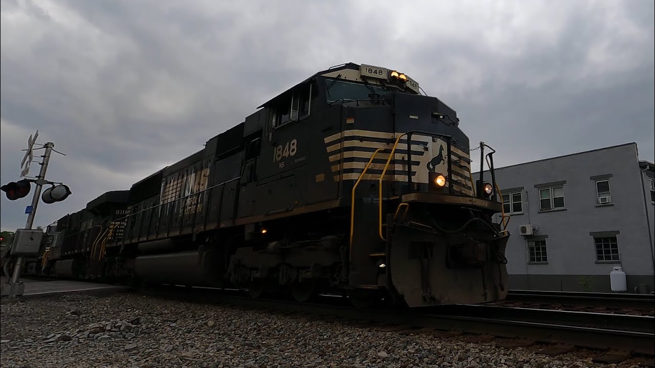 NOTCH 8 SD70ACC Leads FIVE Head End Locomotives on NS 18M in ...