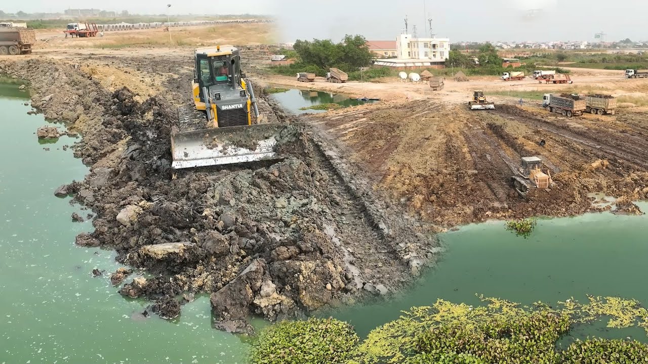 New project and BULLDOZER SANTUI & KOMASTU and truck Soil 25-ton push ...