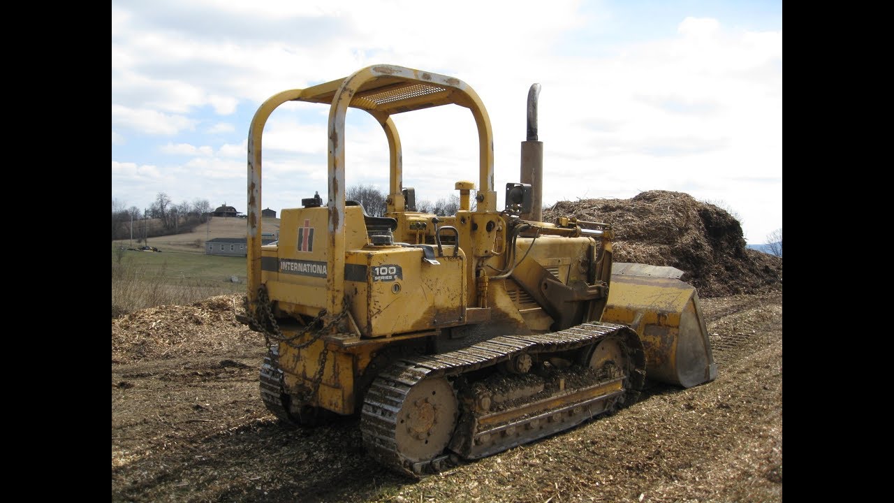 1976 IH 100E Crawler Loader Pushing 7 Loads of Wood Chips - YouTube