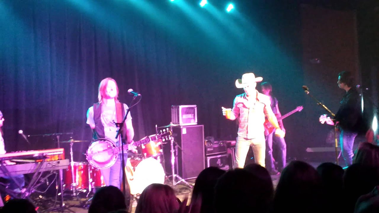 Dustin Lynch Covers Luke Bryan's Shake It For Me ( Band Dance Off ...